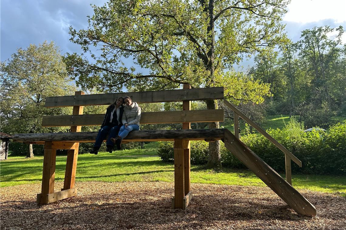 Eine übergroße Aussichtsbank auf dem Schüttberg