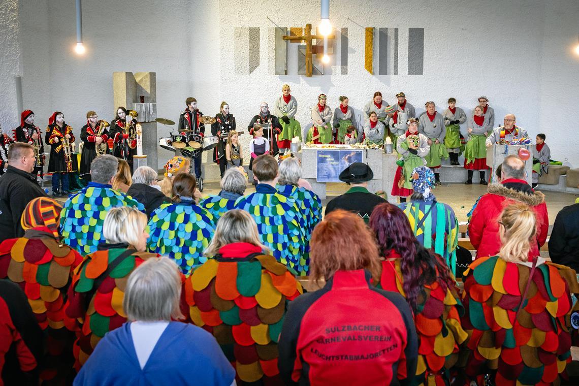 Die Reichenberger Burghexen schunkeln in der Kirche